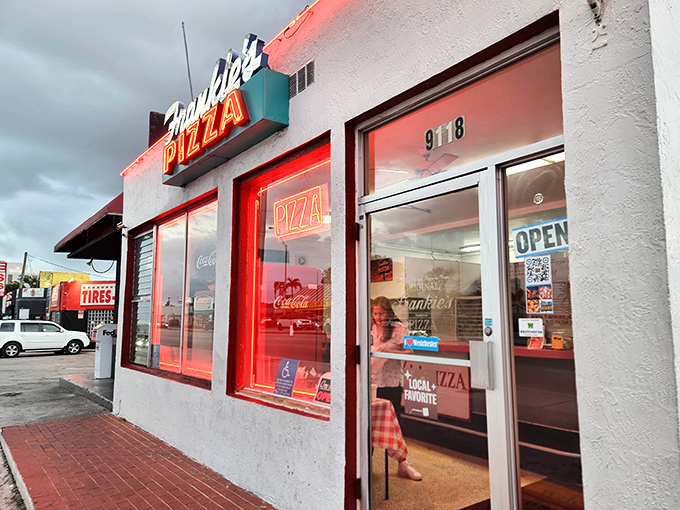 The simple white building housing Frankie's doesn't need fancy decor&mdash;the pizza speaks volumes. That retro sign has guided hungry folks for generations.