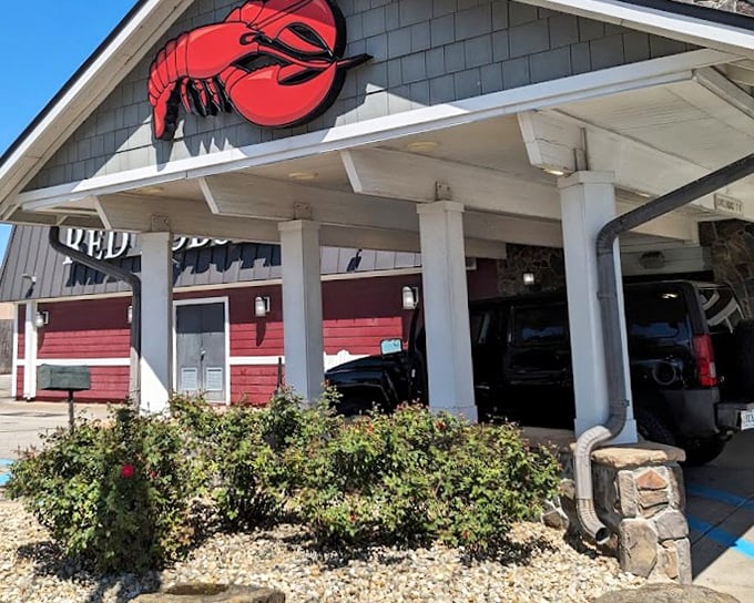 The classic Red Lobster entrance stands ready to welcome generations of seafood lovers. Some traditions are worth keeping!