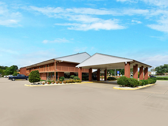 This motel's practical charm and ample parking speak to road-trip simplicity – no pretension, just a clean bed and Arkansas hospitality.