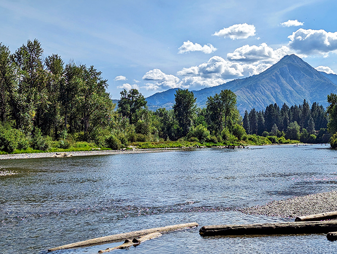 The Wenatchee River flows past mountain vistas that look like they've been green-screened into reality&mdash;nature showing off without even trying.
