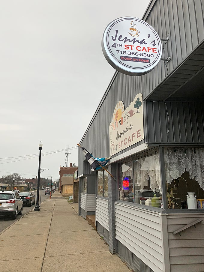 Jenna's 4th St Cafe embodies small-town charm with its "Come On Home" sign&mdash;because sometimes the best dining feels like eating at a friend's house.