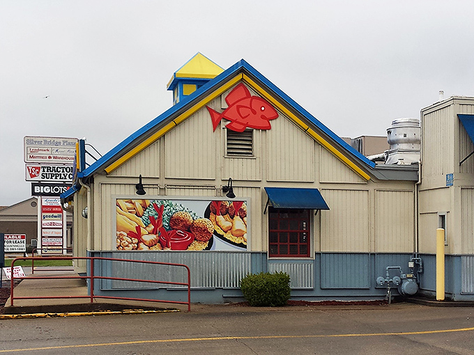 Even familiar chain restaurants offer waterfront dining options, because sometimes you just want reliable fish and chips with a river view.