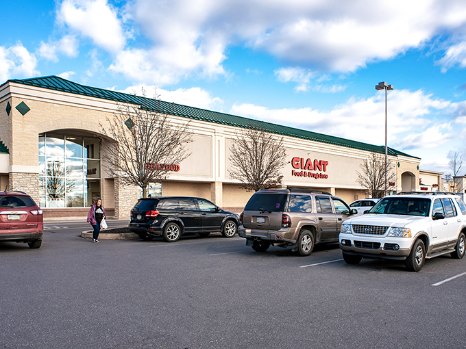 The Giant Food Store: where small-town convenience meets big-city selection, minus the existential dread of urban grocery shopping.
