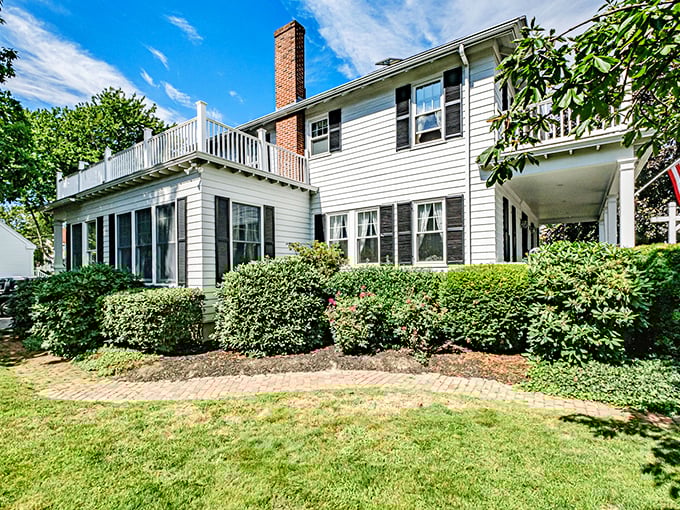 Nicholson Inn's manicured grounds whisper "stay awhile," offering respite after your marathon shopping expedition concludes. 