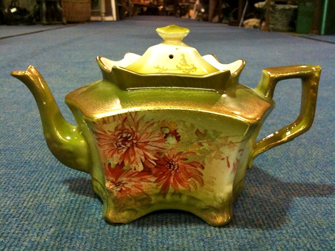 A teapot that doesn't just serve Earl Grey &ndash; it serves a side of Edwardian elegance with every pour.