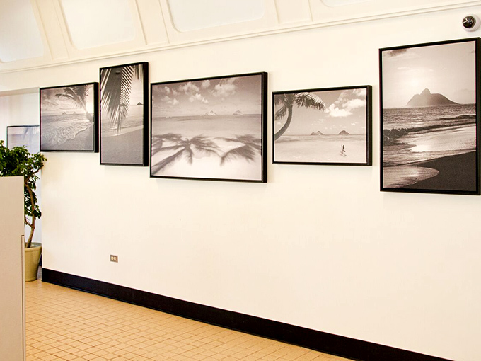 Black and white island scenes on the wall remind you where you are, as if the menu hadn't already made it clear.