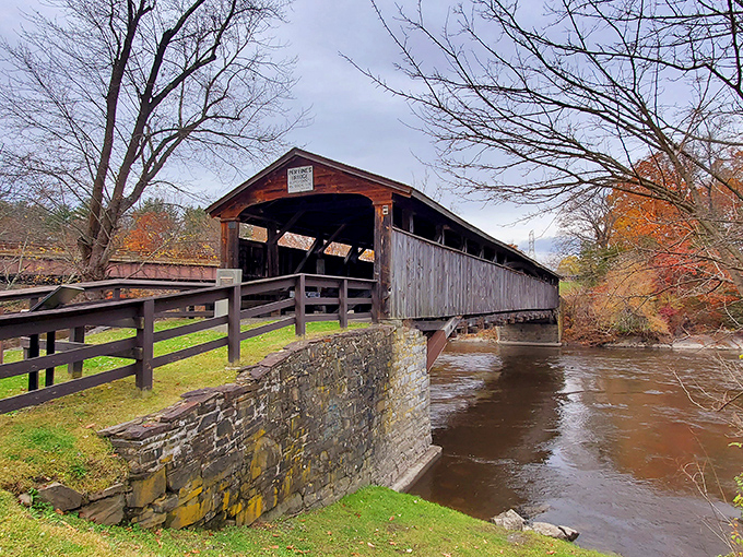 Autumn dresses the bridge in complementary colors, as if nature decided to coordinate its wardrobe with this historic gem.
