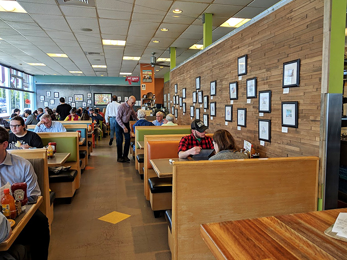 A full house of happy diners—the universal sign that you've found a place worth waiting for. Food FOMO in its purest form.