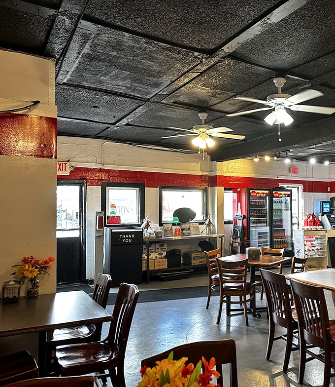 No-nonsense dining room where the focus stays where it should be: on surviving the delicious inferno that's about to arrive at your table.