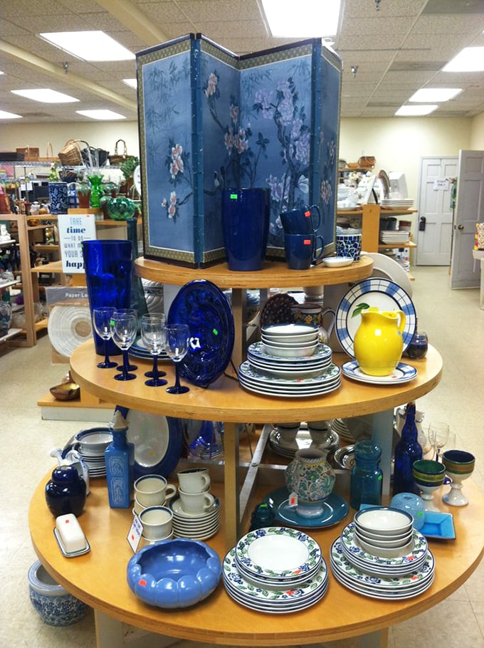 Blue and white dinnerware display that would make your mother-in-law nod with approval. Mismatched perfection for your next dinner party.