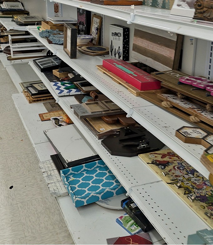 Home d&eacute;cor shelves showcase everything from minimalist modern to "grandma chic" without the inheritance wait.