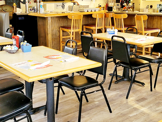 Simple tables and chairs await the next round of diners&mdash;no fancy tablecloths needed when the food does all the talking.