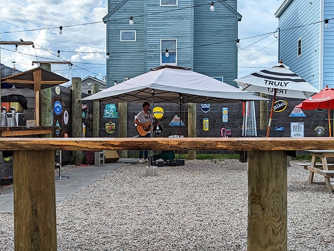 Live music under string lights – because seafood always tastes better with a soundtrack of acoustic covers and ocean breezes.