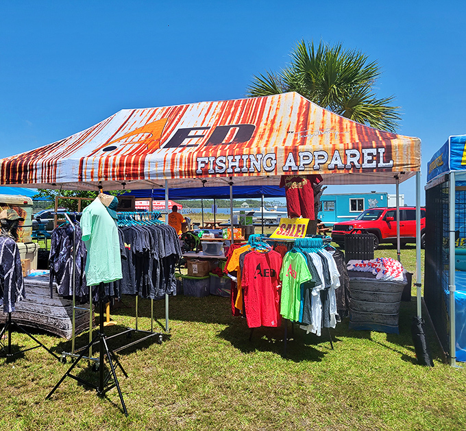 Fishing fashion has never been so practical. These pop-up shops prove you don't need a mall when you've got coastal style.