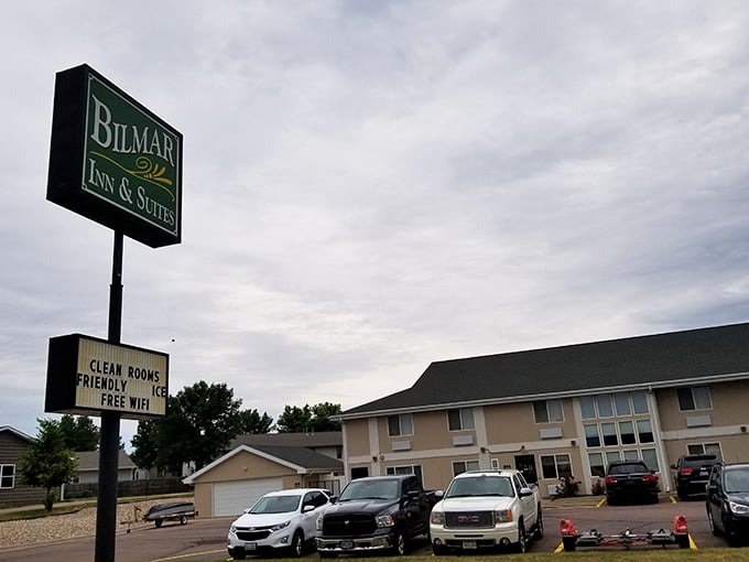 Bilmar Inn & Suites welcomes travelers who decide one day in Dell Rapids simply isn't enough time. 