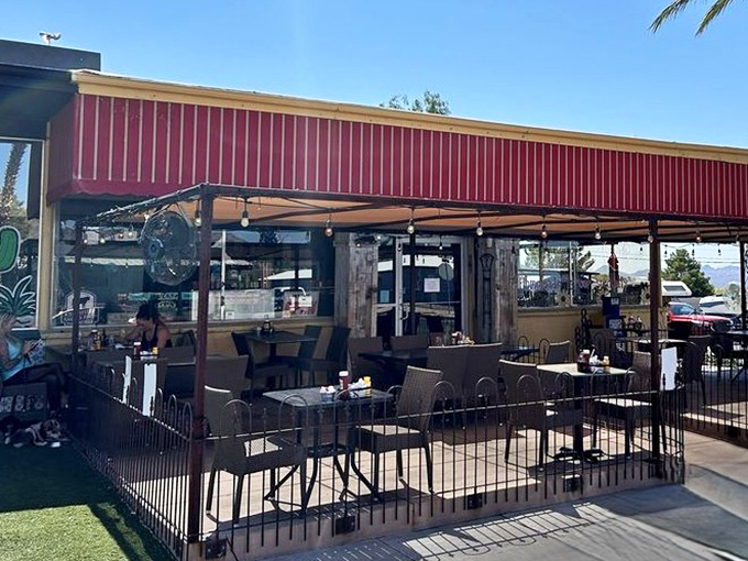 Outdoor dining that captures the essence of Nevada—sunshine, palm trees, and the feeling that vacation mode is just one bite away.