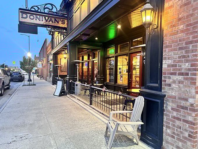 Donivan's warm glow invites evening diners to a meal where the prices won't force you to check your retirement portfolio between courses.