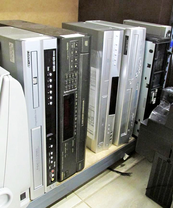 Technology time capsule! Yesterday's cutting-edge electronics await nostalgic buyers or creative upcyclers with vision beyond the outdated specs.