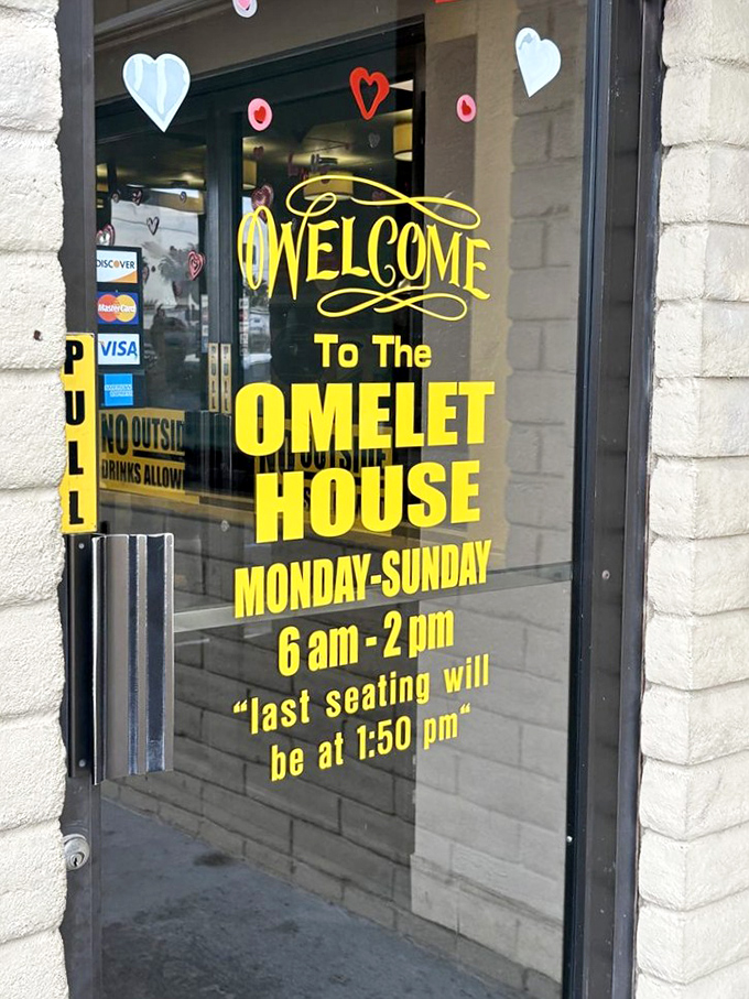 The welcoming entrance promises delights from 6am-2pm daily. Those yellow letters might as well say "Abandon diet, all ye who enter here."