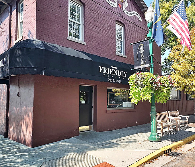 The Friendly Tavern lives up to its name with a welcoming fa&ccedil;ade that's been inviting neighbors in since before Instagram existed.