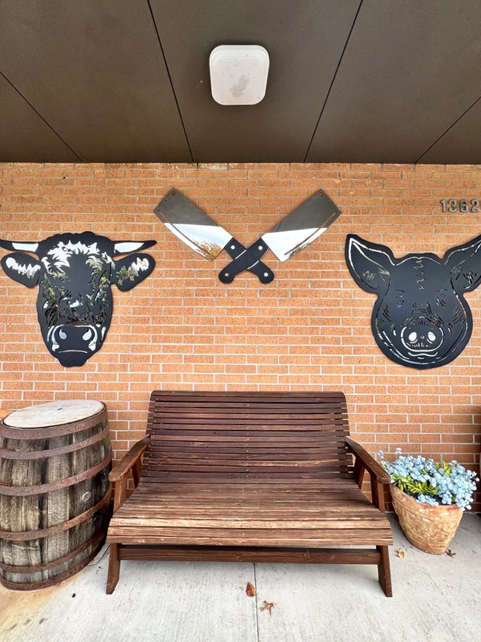 The outdoor waiting area features metal animal silhouettes that remind you exactly what you're here for&mdash;bovine and swine perfection.