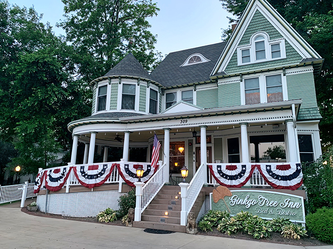The Ginkgo Tree Inn wraps Victorian charm in patriotic bunting, offering a slice of nostalgic Americana with your morning coffee.