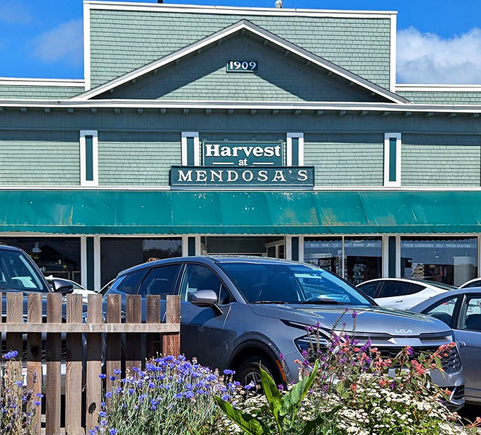 Harvest Market at Mendosa's brings small-town charm with big-city selection. Where locals have been gossiping and grocery shopping since 1909.