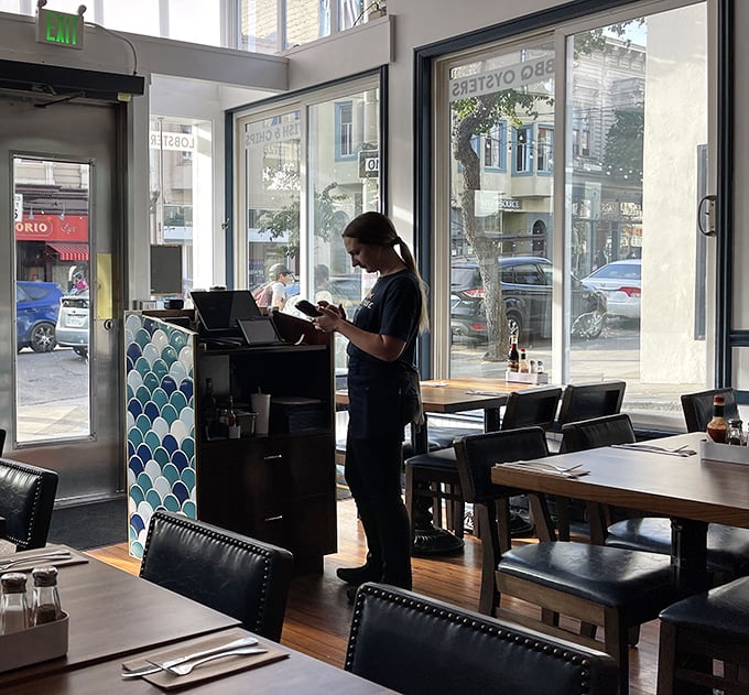 Even waiting for a table becomes part of the experience, with those distinctive fish-scale tiles reminding you that seafood perfection is just moments away.