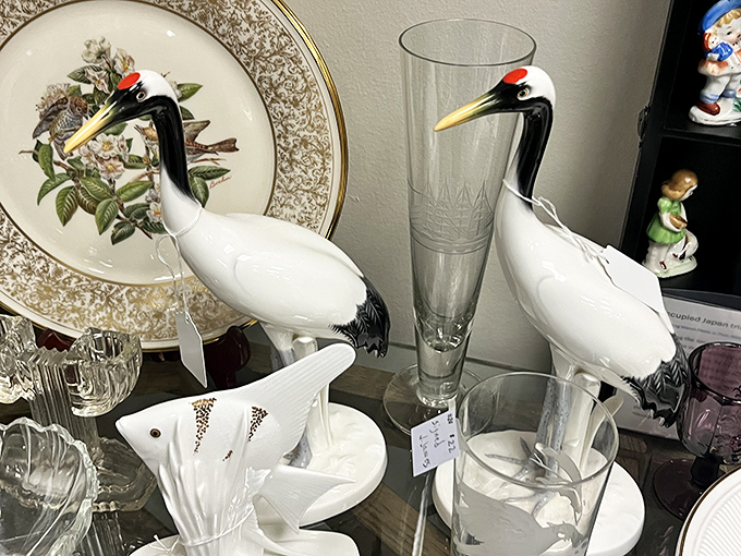 These elegant crane figurines demonstrate the artistry of fine porcelain – nature's elegance captured in delicate, hand-painted detail.
