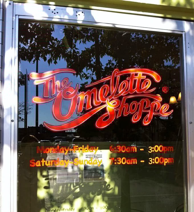 Those hours tell a story: this is serious breakfast territory, where morning magic happens before most of us have had coffee.