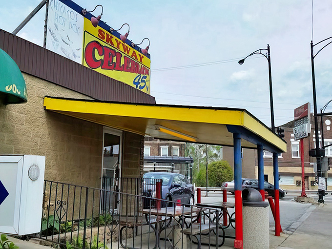 The outdoor patio offers a front-row seat to Chicago life passing by, while you contemplate ordering just one more dog.