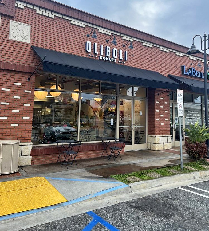 The sidewalk seating at Oliboli – where Tustin's donut pilgrims gather to worship at the altar of fried perfection.