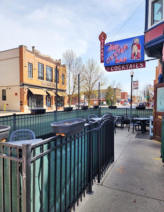 Sidewalk dining that lets you enjoy your catch with a side of fresh air. Urban views with maritime flavors&mdash;a perfect pairing.