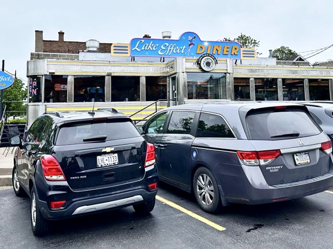 Even the parking lot says "get in here now." Cars huddle together like hungry patrons waiting for their turn at blueberry pancake nirvana.