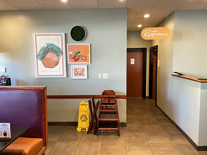 Even the waiting area has personality, with fruit-themed artwork that somehow makes those few minutes before being seated feel like part of the experience.