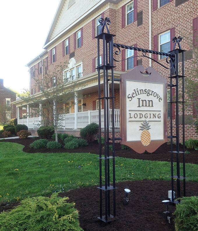 The Selinsgrove Inn welcomes visitors with colonial charm and a pineapple sign—the universal symbol for "come in, we've made the beds."