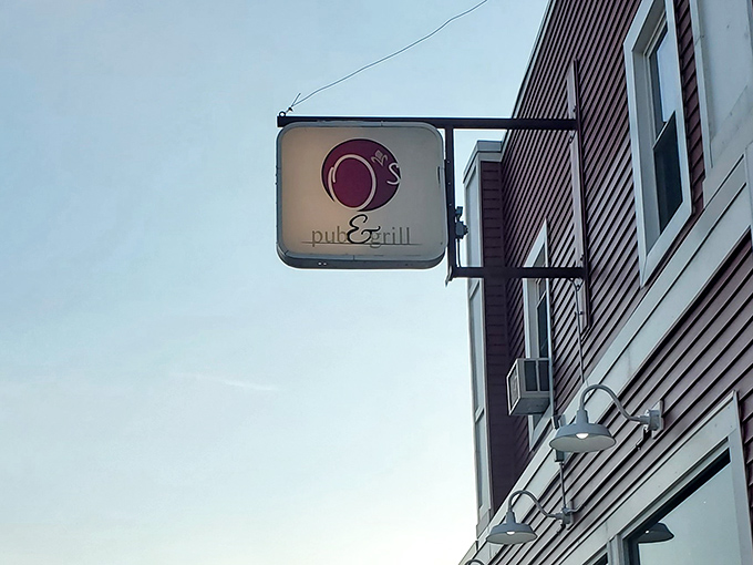 The iconic O's sign watches over the street &ndash; a simple symbol that's become shorthand for "get in here and eat something amazing."