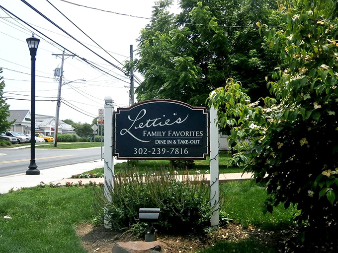 A sign that doesn't need neon or flashing lights to announce greatness. In Hockessin, this modest marker might as well say "Comfort Food Headquarters."