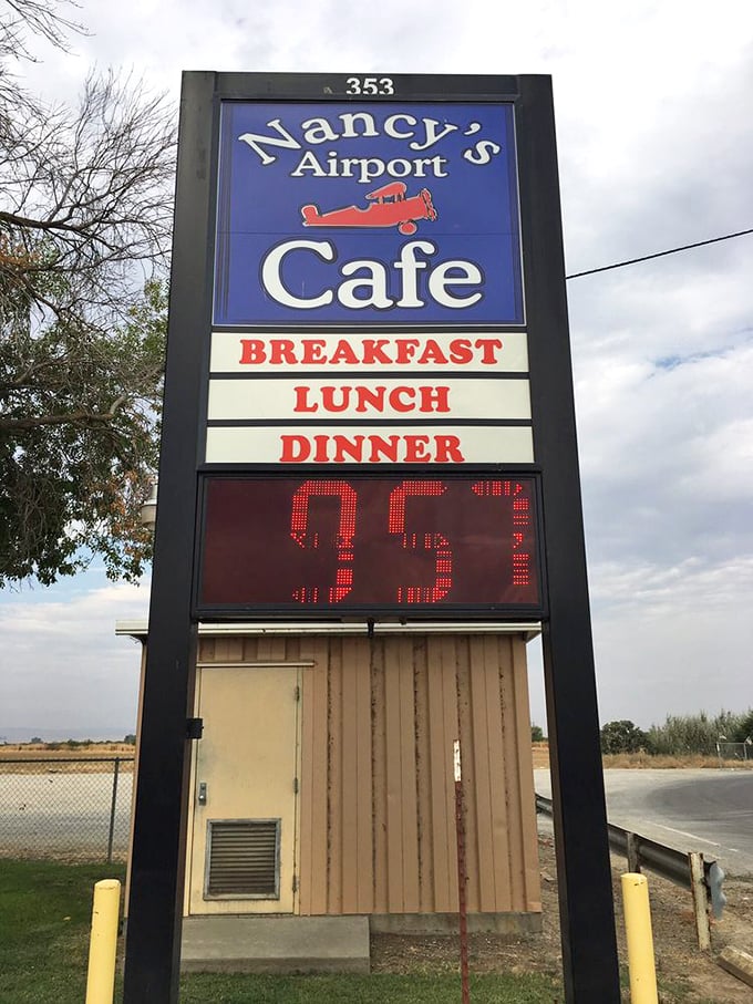 The sign promises three essential meals and delivers on all counts. That red digital temperature display is California's way of saying, "Perfect weather for comfort food."