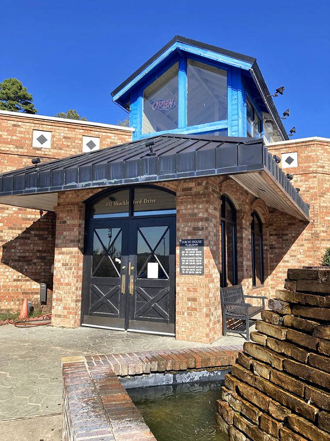 An entrance that manages to be both welcoming and dramatic&mdash;like being invited to dinner at your most interesting friend's house.