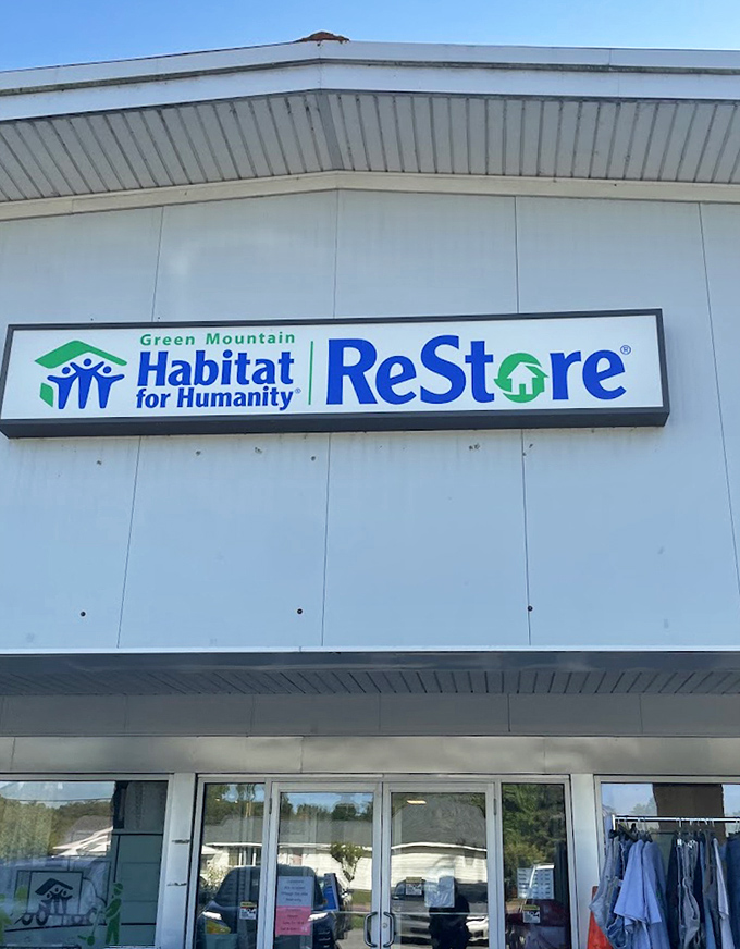 Wide-open entrance welcoming treasure hunters, bargain seekers, and people who swore they'd only browse for ten minutes. 