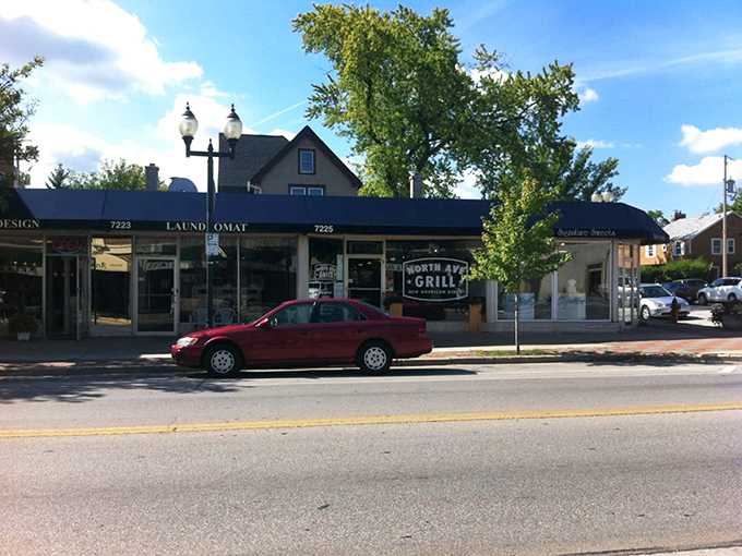 The corner location along North Avenue makes this neighborhood gem easy to spot from blocks away on any given day.