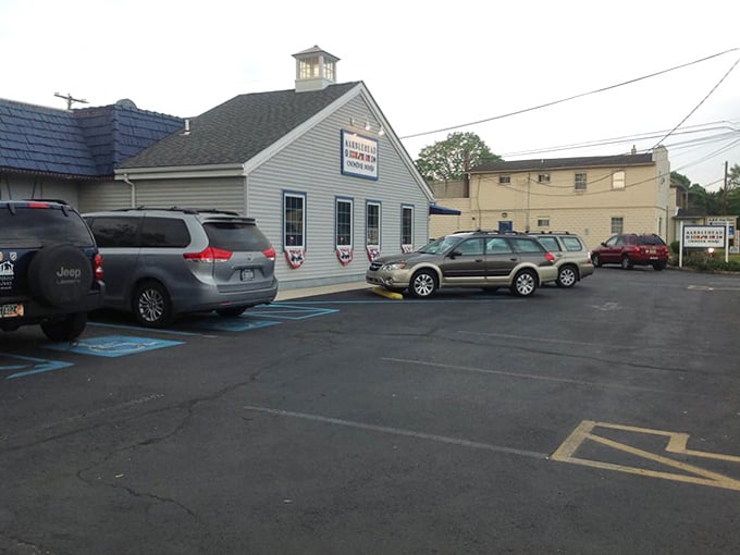 Even the parking lot has a New England vibe, with the restaurant's distinctive cupola standing sentinel over your vehicle while you feast inside.
