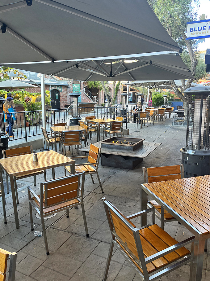 The outdoor patio offers fresh air dining with fire pits to ward off that famous San Francisco chill&mdash;perfect for enjoying chowder while watching the world go by.