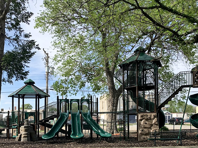 Beyond the famous swing, Roosevelt Park offers modern playground equipment. From record-breaking relaxation to slides and climbing&mdash;something for every age.
