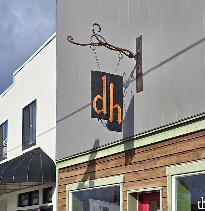 The hanging "dh" sign&mdash;like a beacon for breakfast pilgrims wandering the Oregon wilderness in search of their next perfect meal.