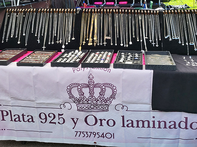 "Plata 925 y Oro laminado" promises authentic silver treasures, each necklace and ring waiting for its perfect match.