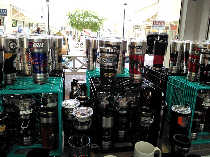 Team spirit in tumbler form! These insulated cups keep your drinks cold and your sports allegiances hot for all to see. 