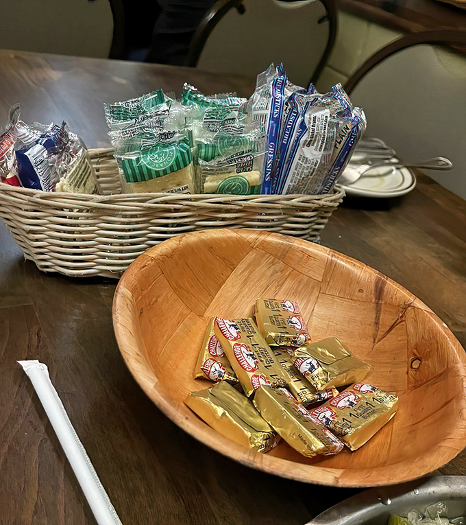Even the pre-meal crackers and condiments have personality. Like the opening act at a legendary concert, they set the stage for greatness to come.