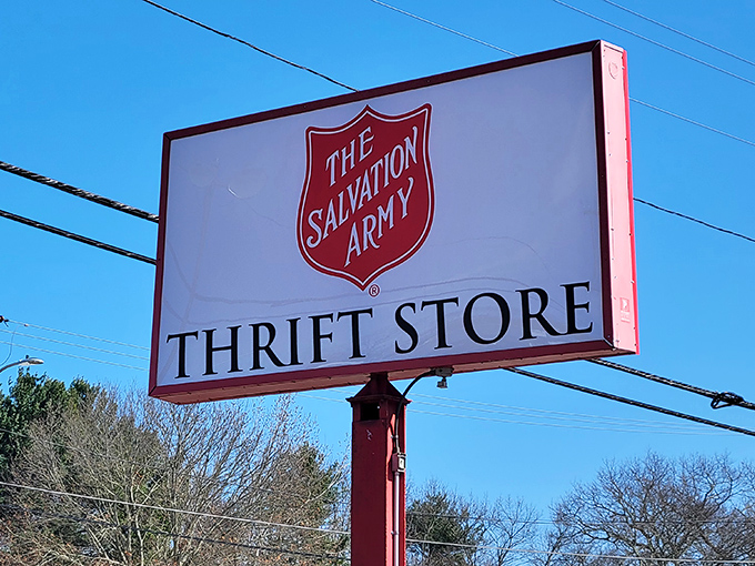 The roadside beacon that signals savvy shoppers to slow down and prepare for treasure hunting.